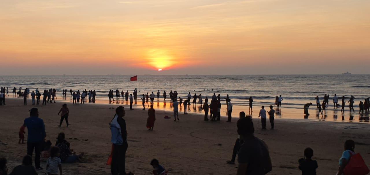 Thousands throng beaches to witness last Sunset of 2019 - Goa News Hub